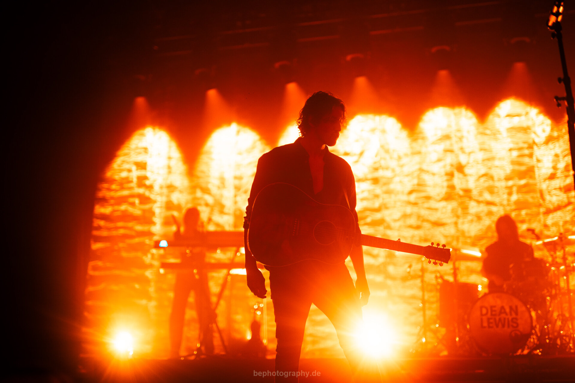 Dean Lewis am 22. Februar 2025 in der Inselpark Arena in Hamburg ...